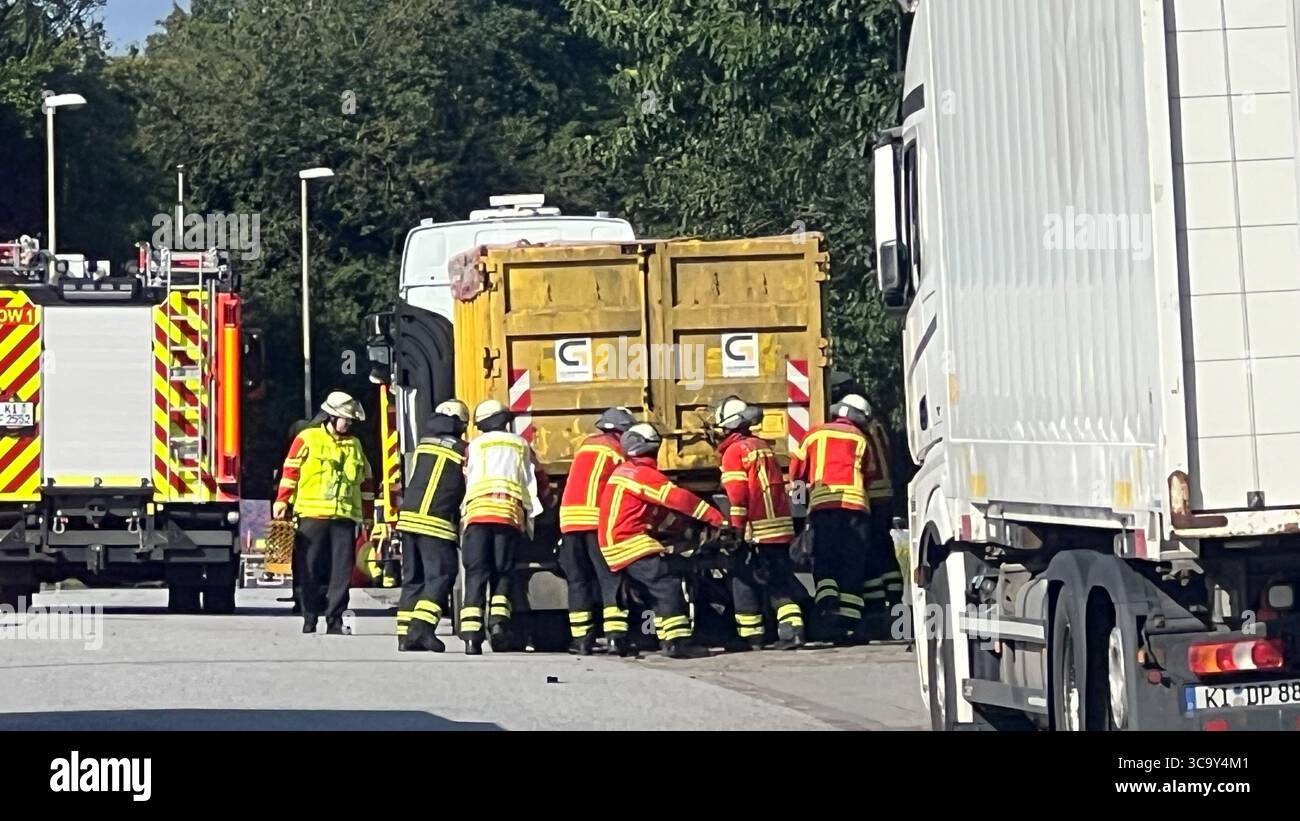 Kiel, Germany. 06th Aug, 2025. Fire department helpers are on duty ...