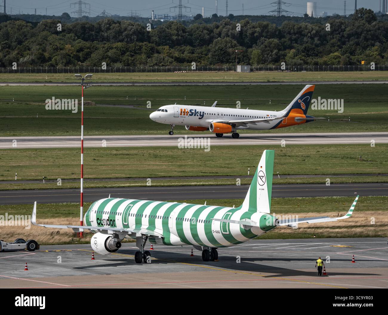 Duesseldorf Airport, Condor Airbus A321-200, aircraft on the apron ...