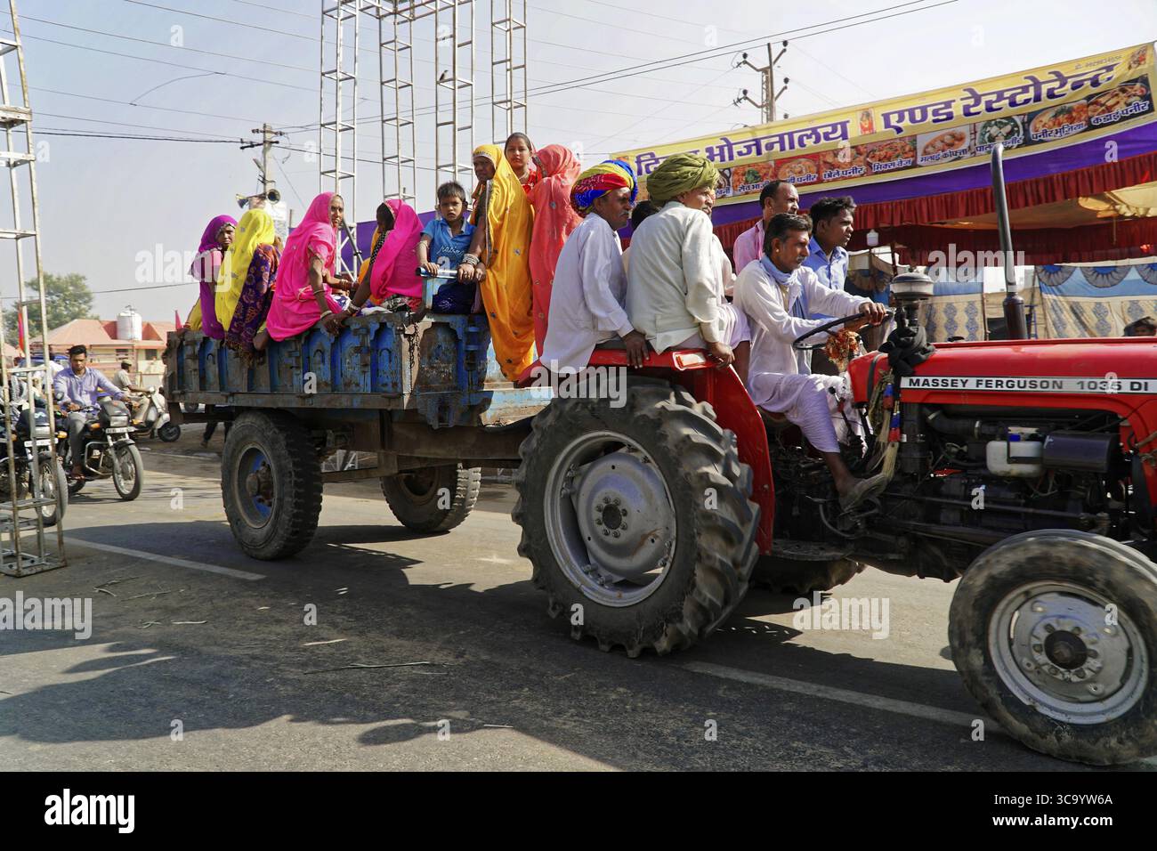 Tractor pulling a trailer full of people hi-res stock photography and ...