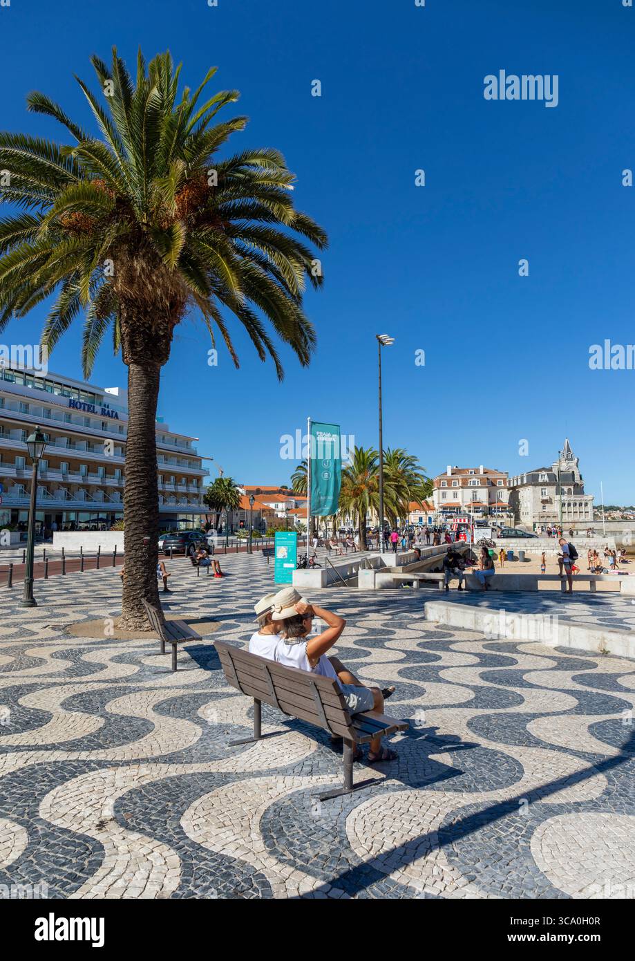 Europe, Portugal, Lisbon Region, Cascais, Tourists looking at the Praia ...