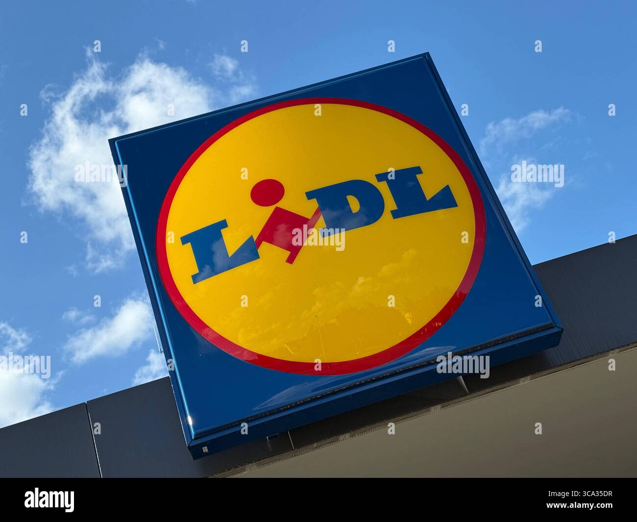 Außenwerbung Logo LIDL *** Outdoor advertising logo LIDL Copyright ...