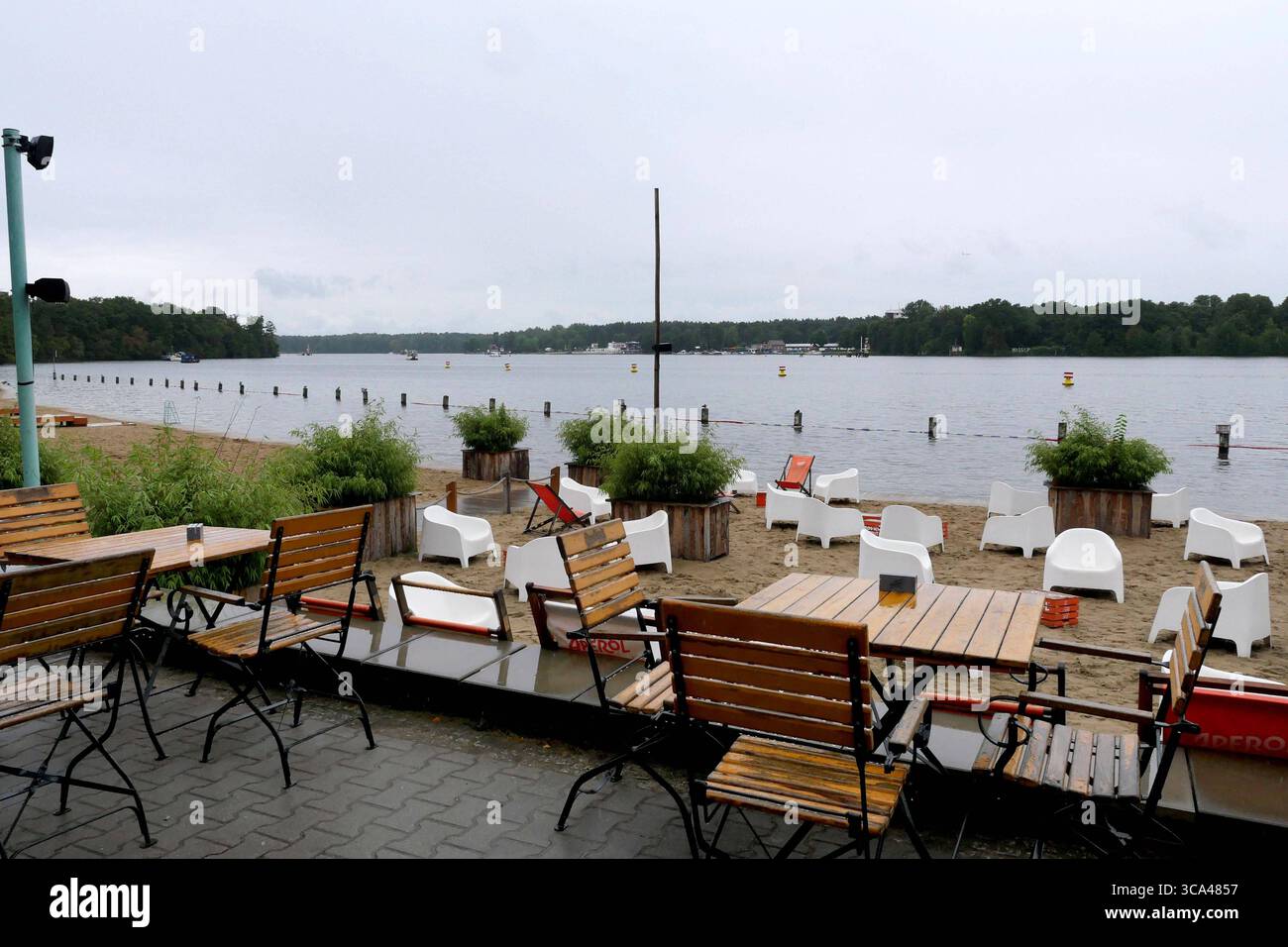 05.08.2025, Berlin - Deutschland. Strandbad Wendenschloss, Leere bei schlechtem Wetter. *** 05 ...
