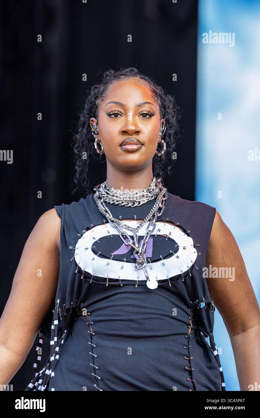 Tems live music hi-res stock photography and images - Alamy