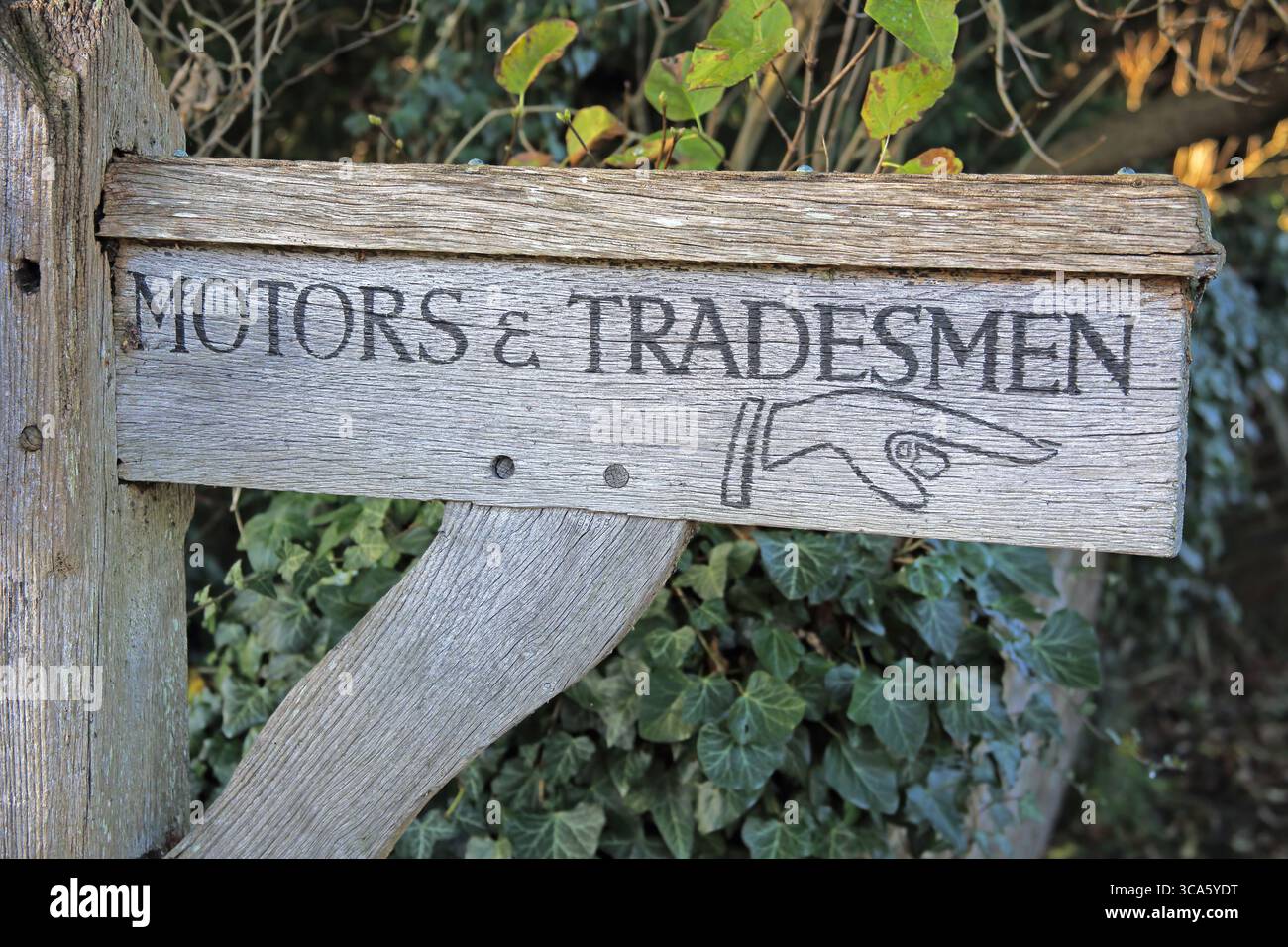 Tradesmen entrance sign hi-res stock photography and images - Alamy