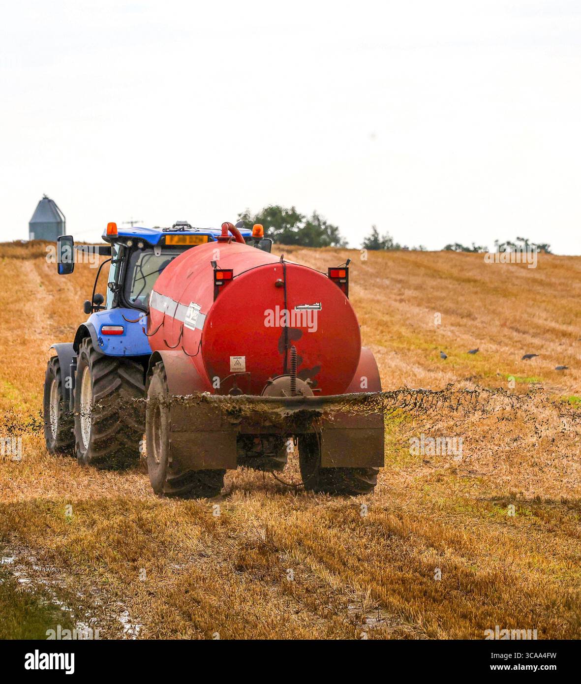 Tanker spraying slurry hi-res stock photography and images - Alamy