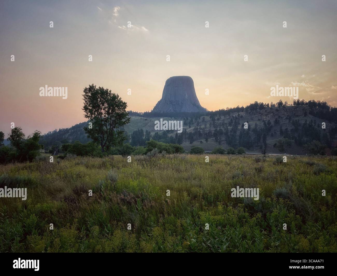 Wide landscape shot devils tower hi-res stock photography and images ...