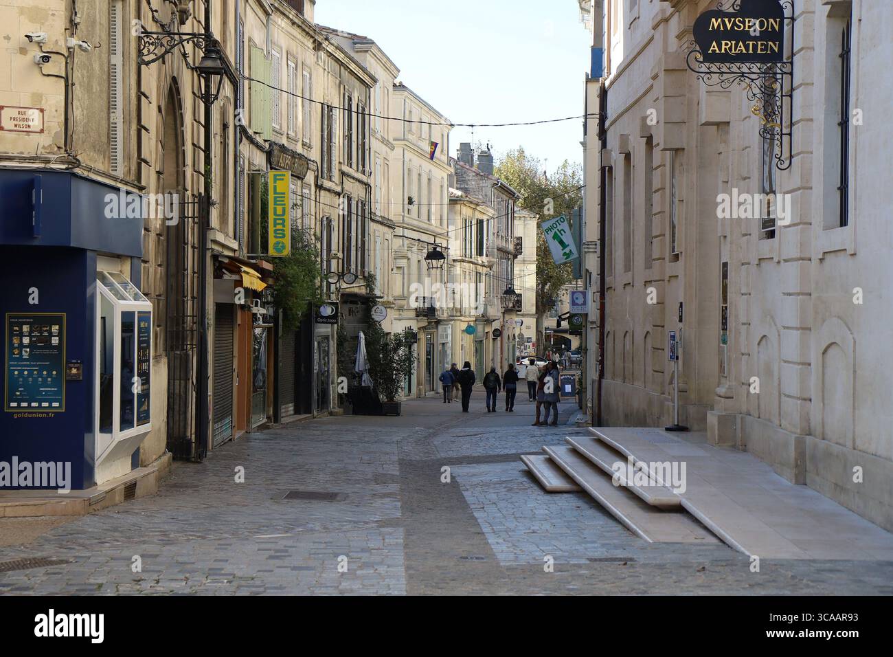 Vieille ville arles hi-res stock photography and images - Alamy