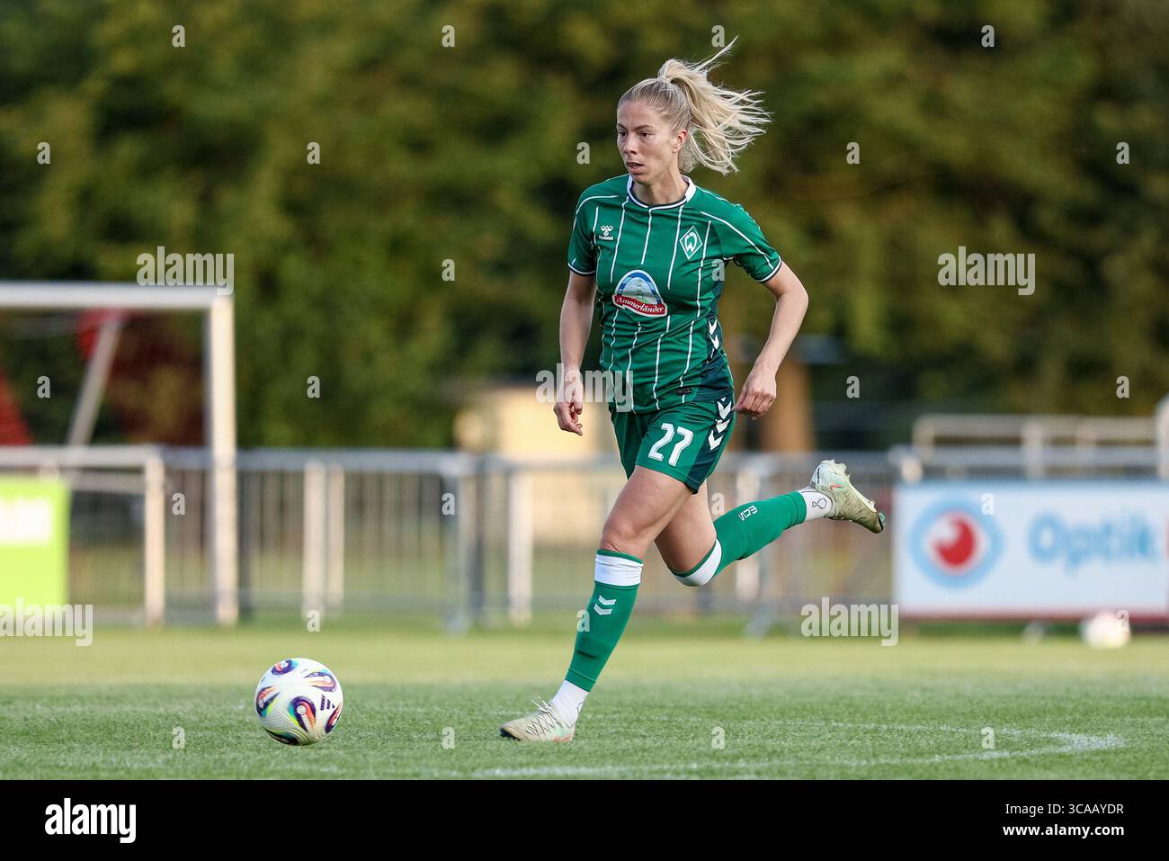 Sharon Beck (SV Werder Bremen, 27) am Ball, Freisteller, Einzelbild ...