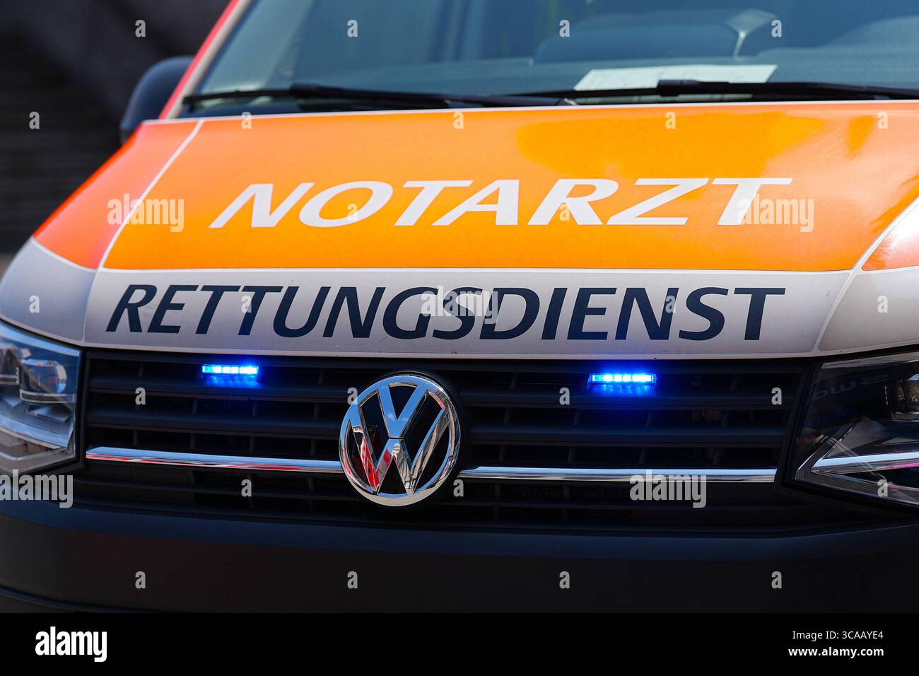 29.07.2025, xydrx, Köln, Ein Notarzt Fahrzeug der Feuerwehr fährt auf ...