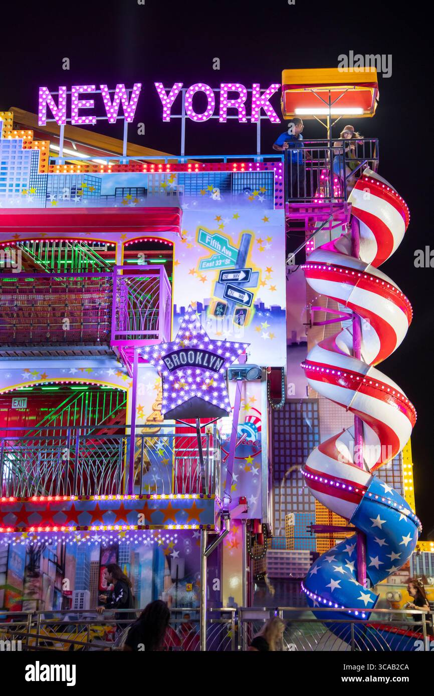 Carnival fun house activity hi-res stock photography and images - Alamy