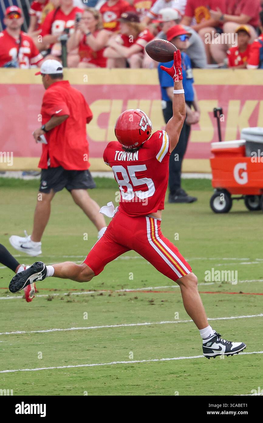 August 6, 2025: Kansas City Chiefs tight end Robert Tonyan (85) makes a ...