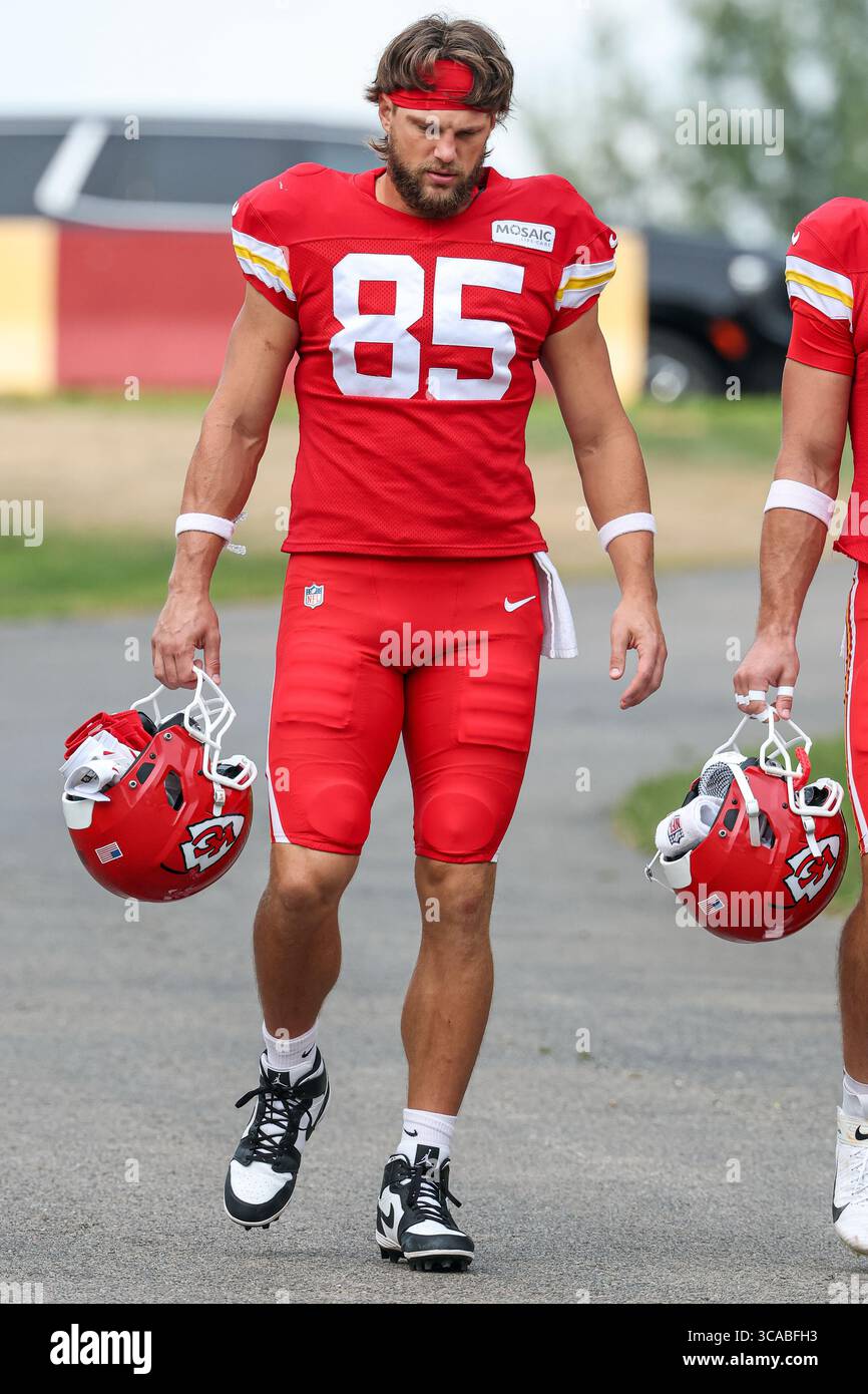 August 6, 2025: Kansas City Chiefs tight end Robert Tonyan (85) walks ...