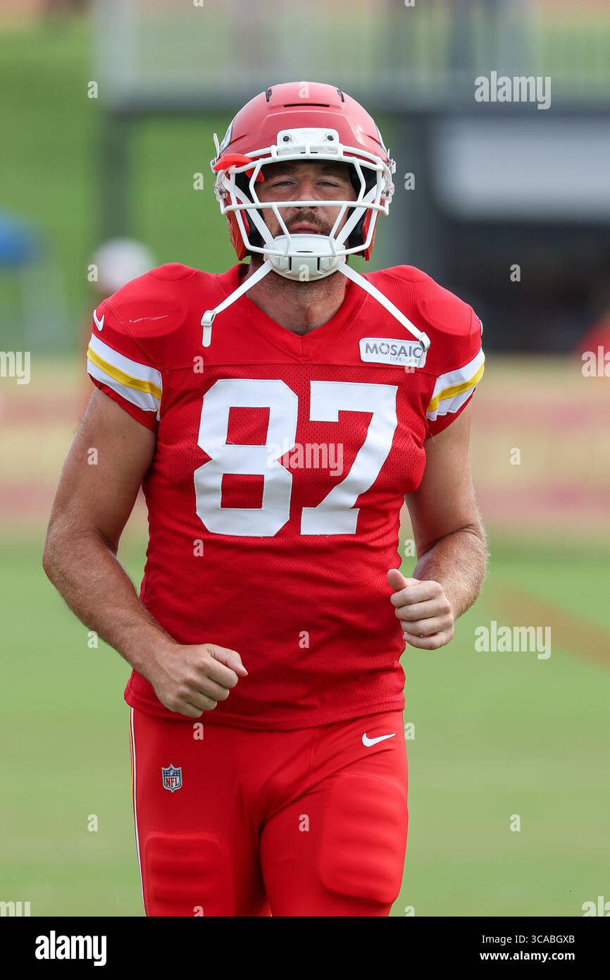 August 6, 2025: Kansas City Chiefs tight end Travis Kelce (87) warms up ...