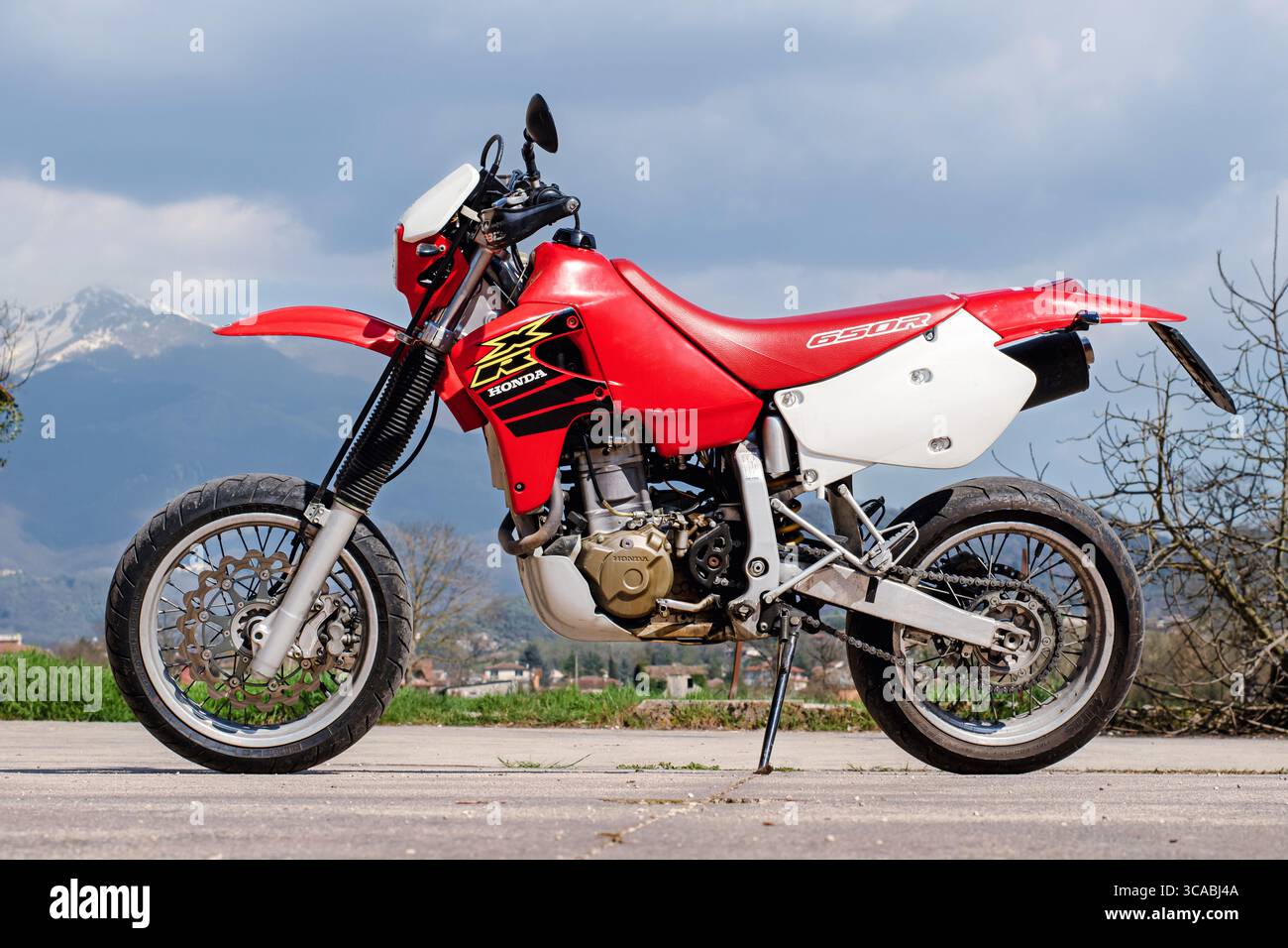 Honda XR 650R motorbike Stock Photo - Alamy
