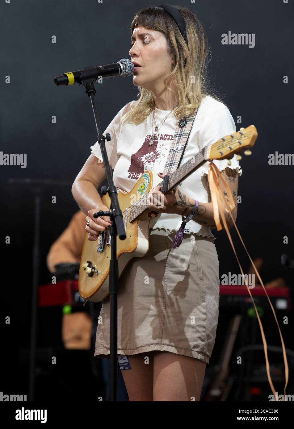 Bess Atwell performing at the Wilderness Festival August 2025 Stock ...