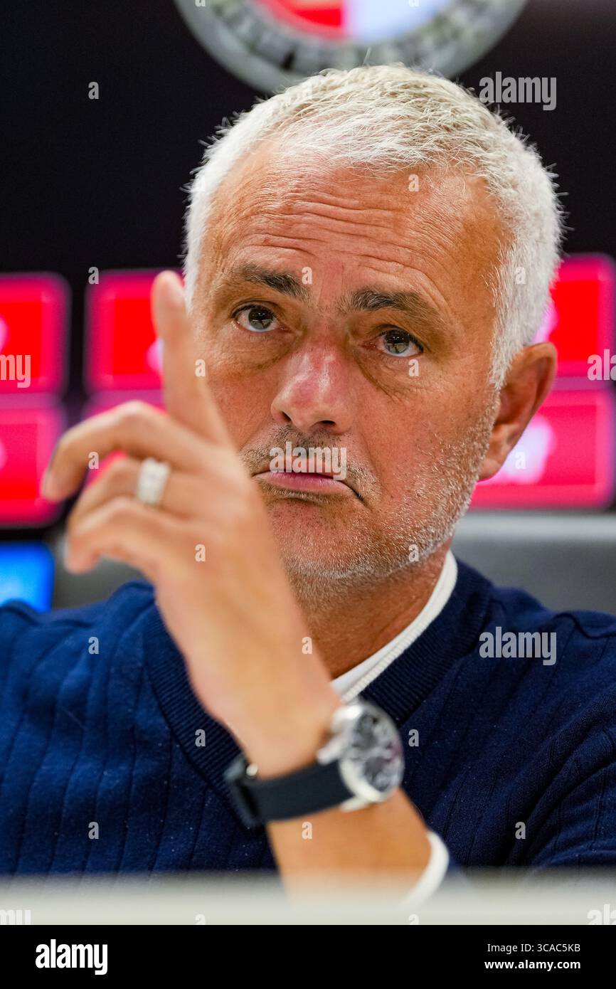 Rotterdam - Fenerbahce coach Jose Mourinho during the third ...