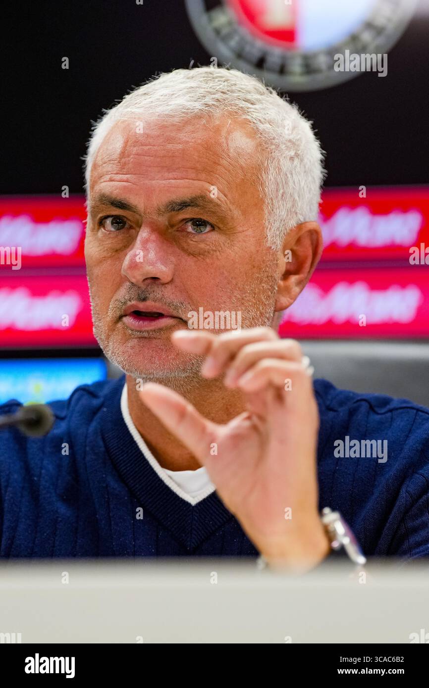 Rotterdam - Fenerbahce coach Jose Mourinho during the third ...