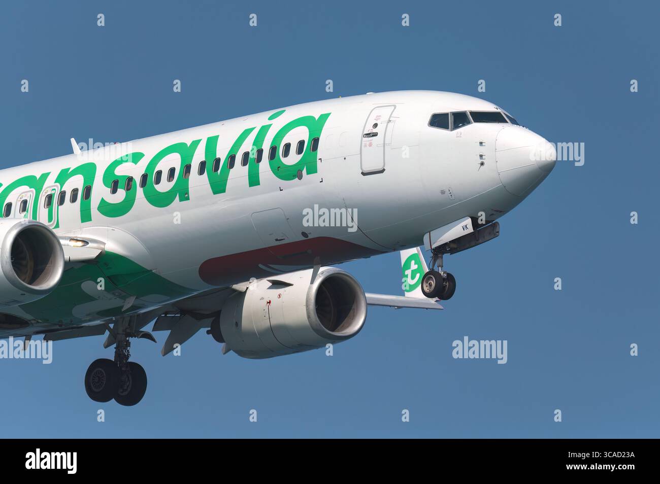 Aircraft descending landing gear extended hi-res stock photography and ...