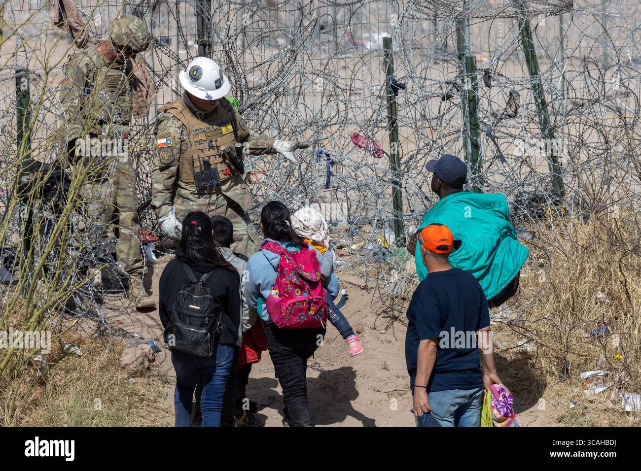 Civilians engage with border guards at Ciudad Juarez's fortified fence ...