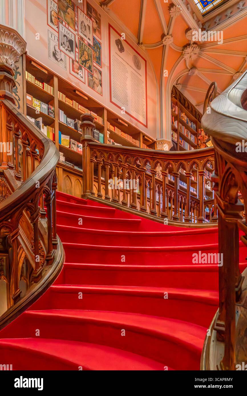 Red carpeted spiral staircase hi-res stock photography and images - Alamy