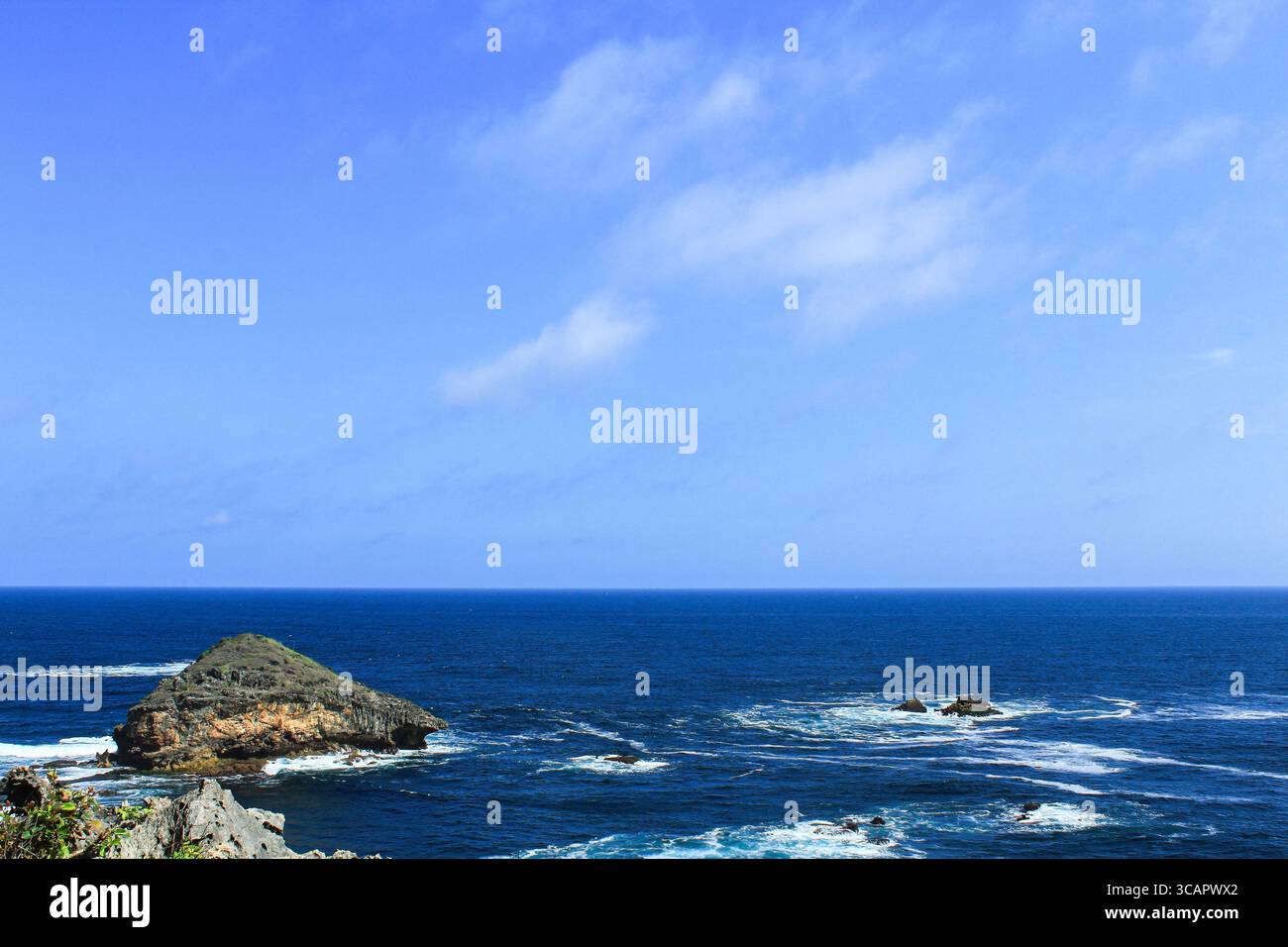 Wild rocky blue ocean shoreline hi-res stock photography and images - Alamy