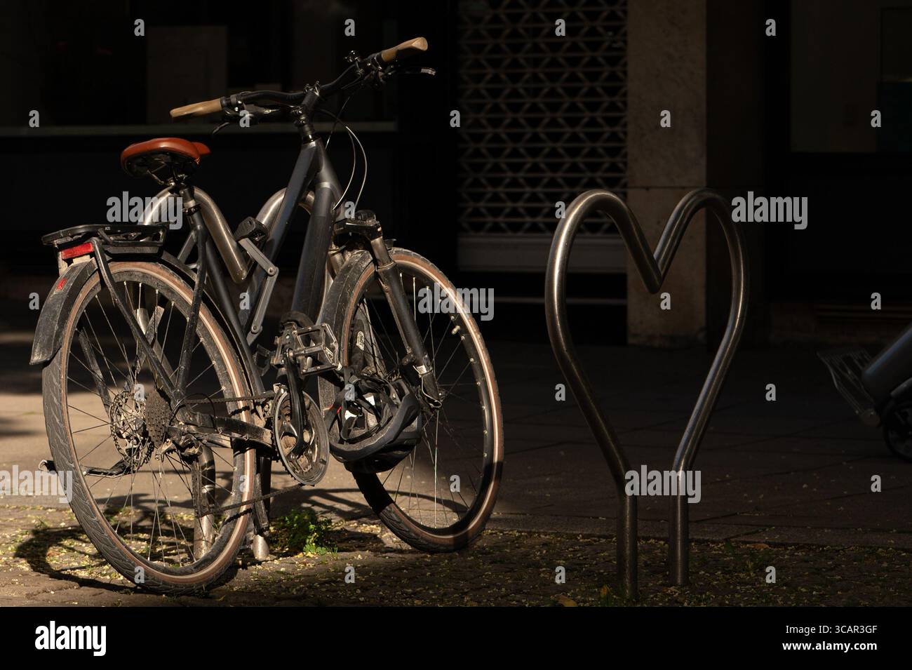 Stuttgart, Germany. 07th Aug, 2025. A bicycle is connected to a bicycle ...