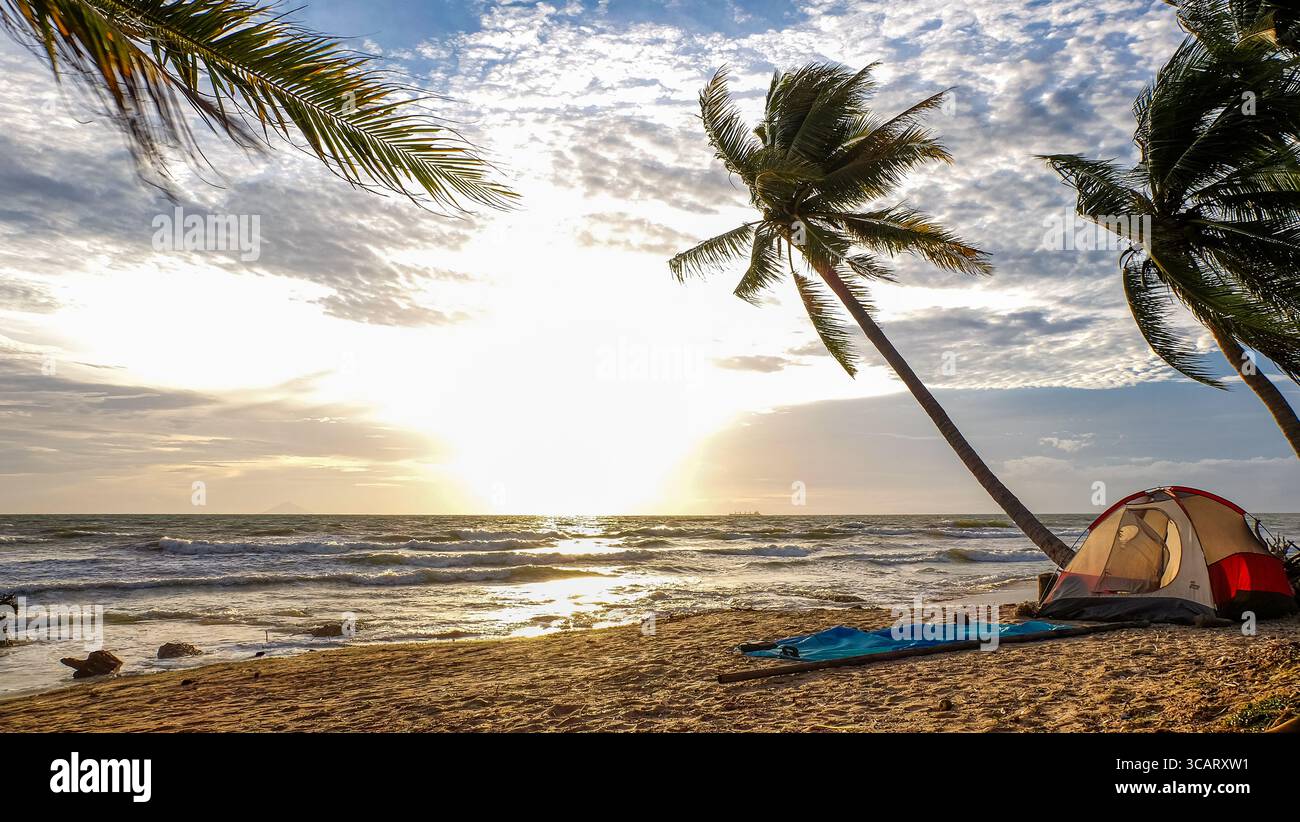 Sunset on remote beach hi-res stock photography and images - Alamy
