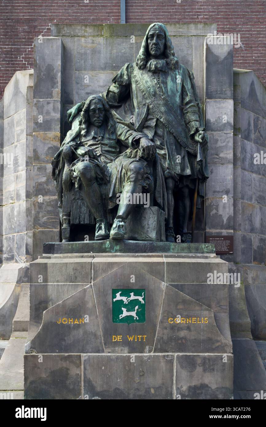 Bronze statue of Dutch brothers Johan and Cornelis de Witt in Dordrecht ...