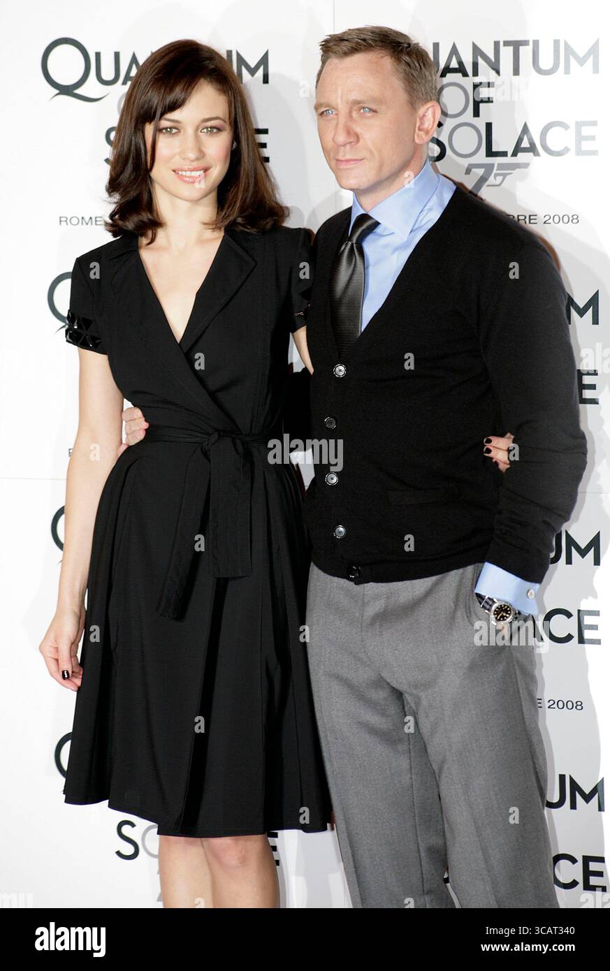 Olga Kurylenko and Daniel Craig at the photocall for "Quantum of Solace ...