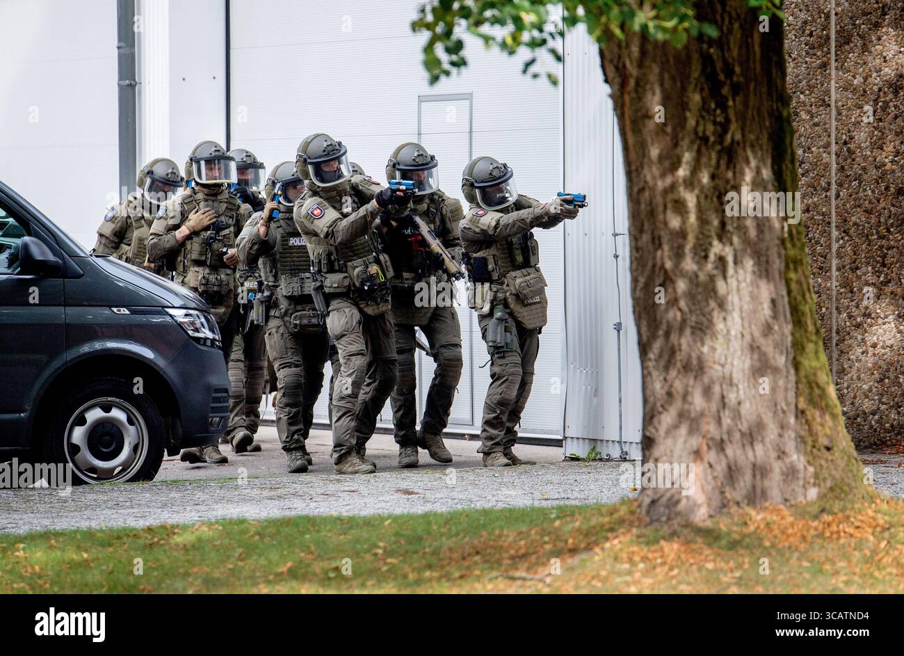 Oldenburg, Germany. 07th Aug, 2025. Special forces from Lower Saxony's ...