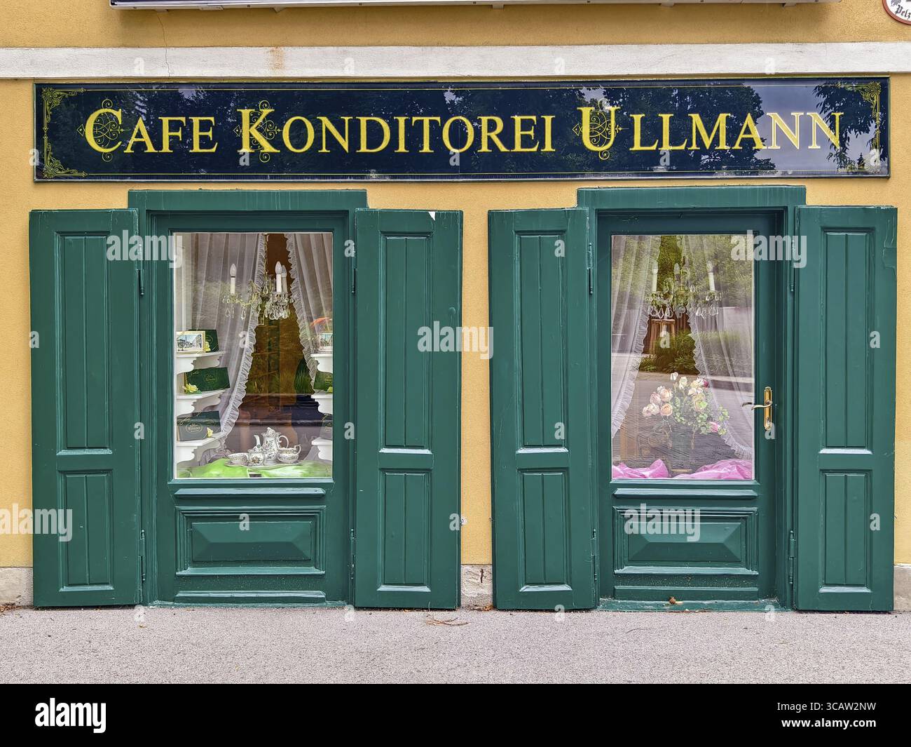 Window display cafe hi-res stock photography and images - Alamy
