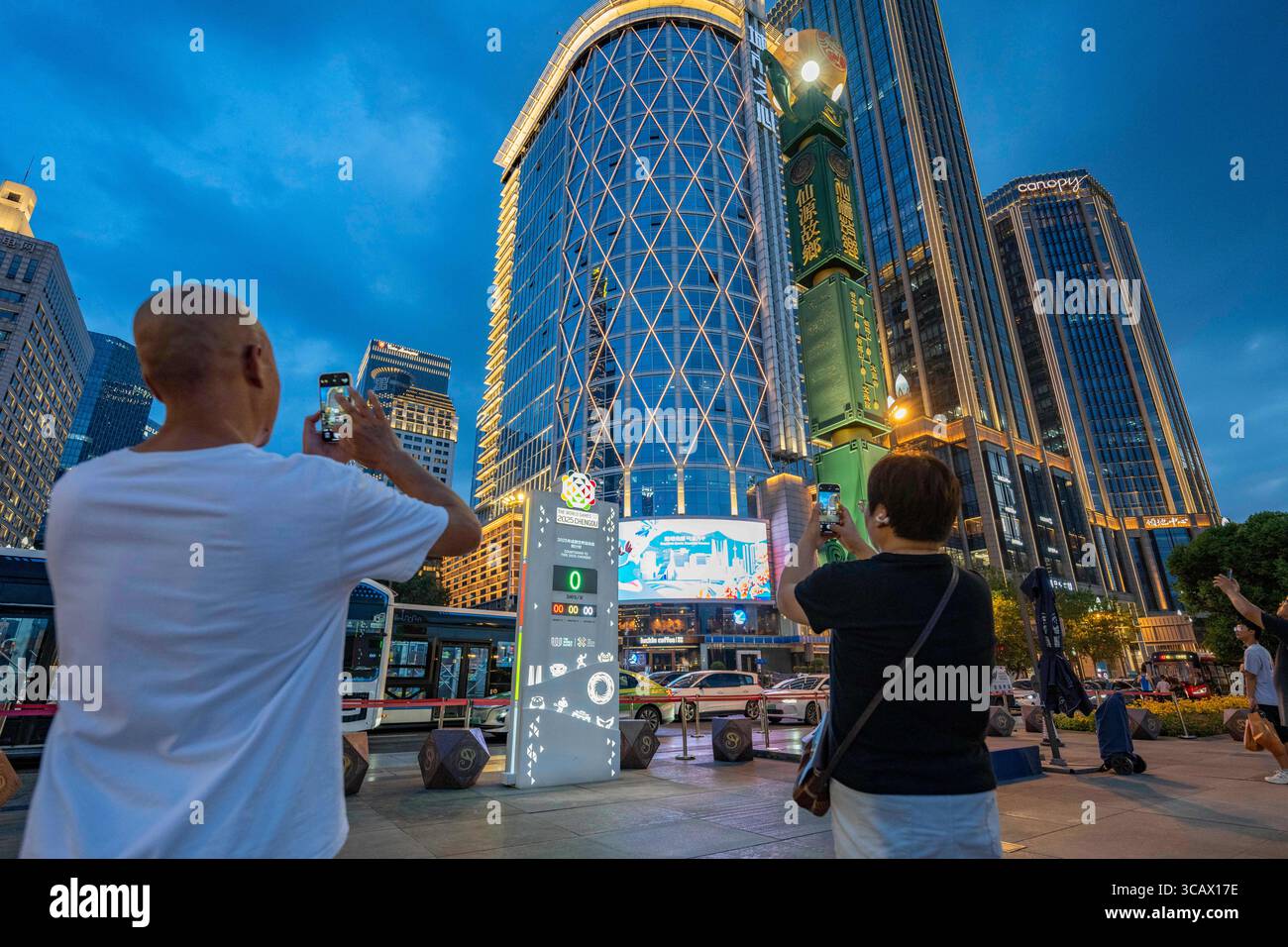 (250807) -- CHENGDU, Aug. 7, 2025 (Xinhua) -- People take photos of a ...
