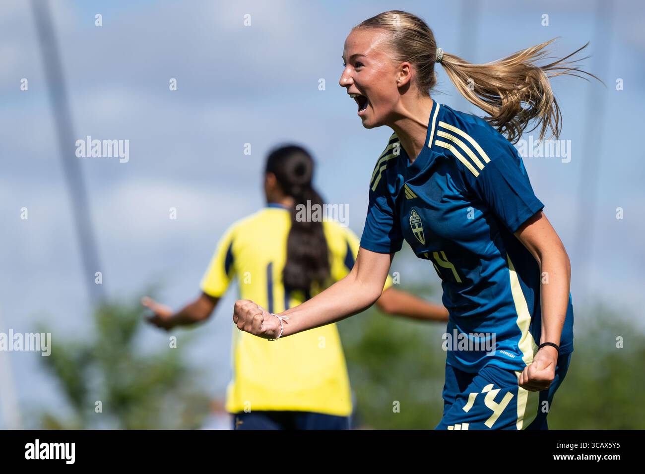 250807 Emma Karlsson Eriksson jublar under en internmatch med det ...