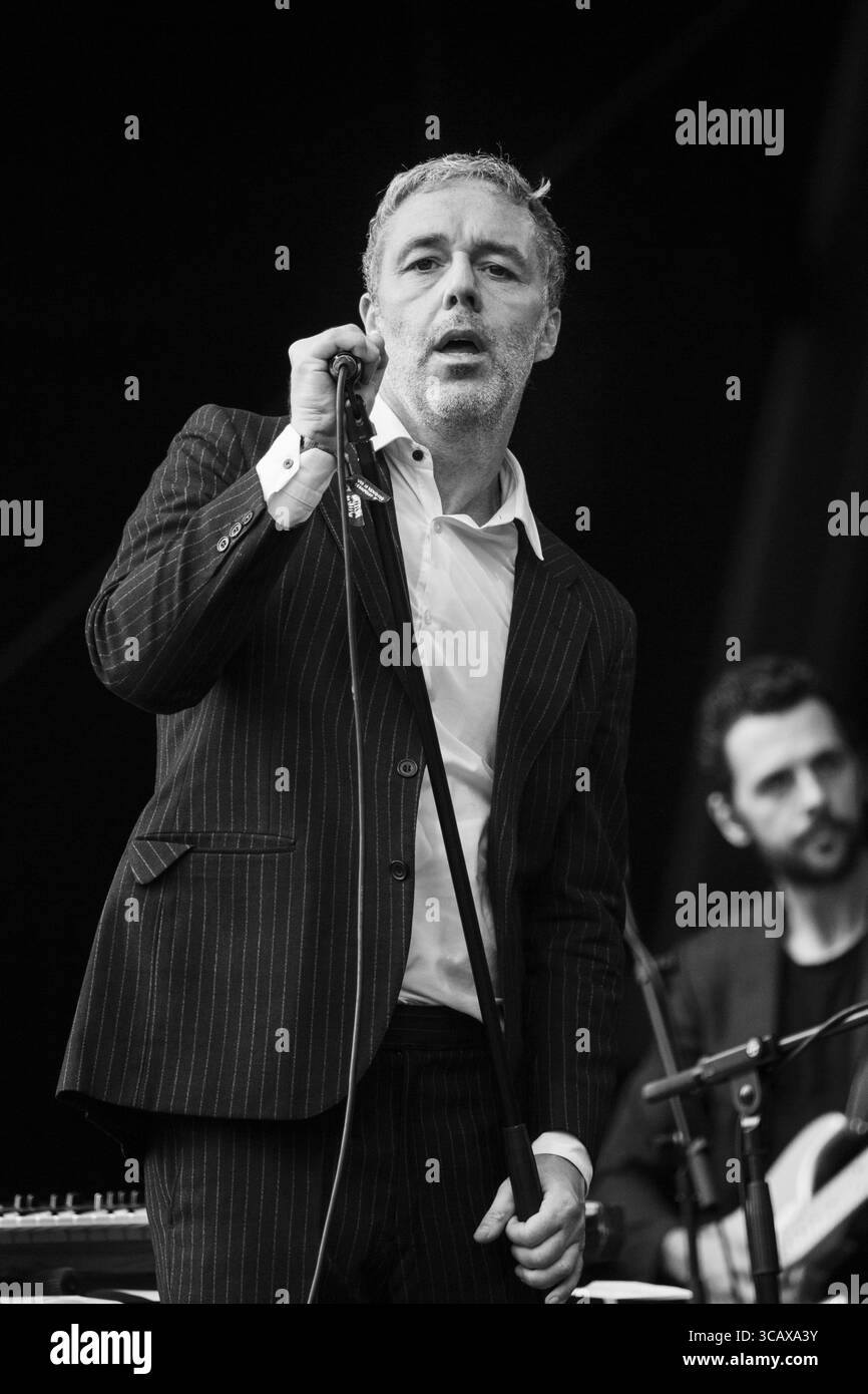 Delivery onstage hi-res stock photography and images - Alamy