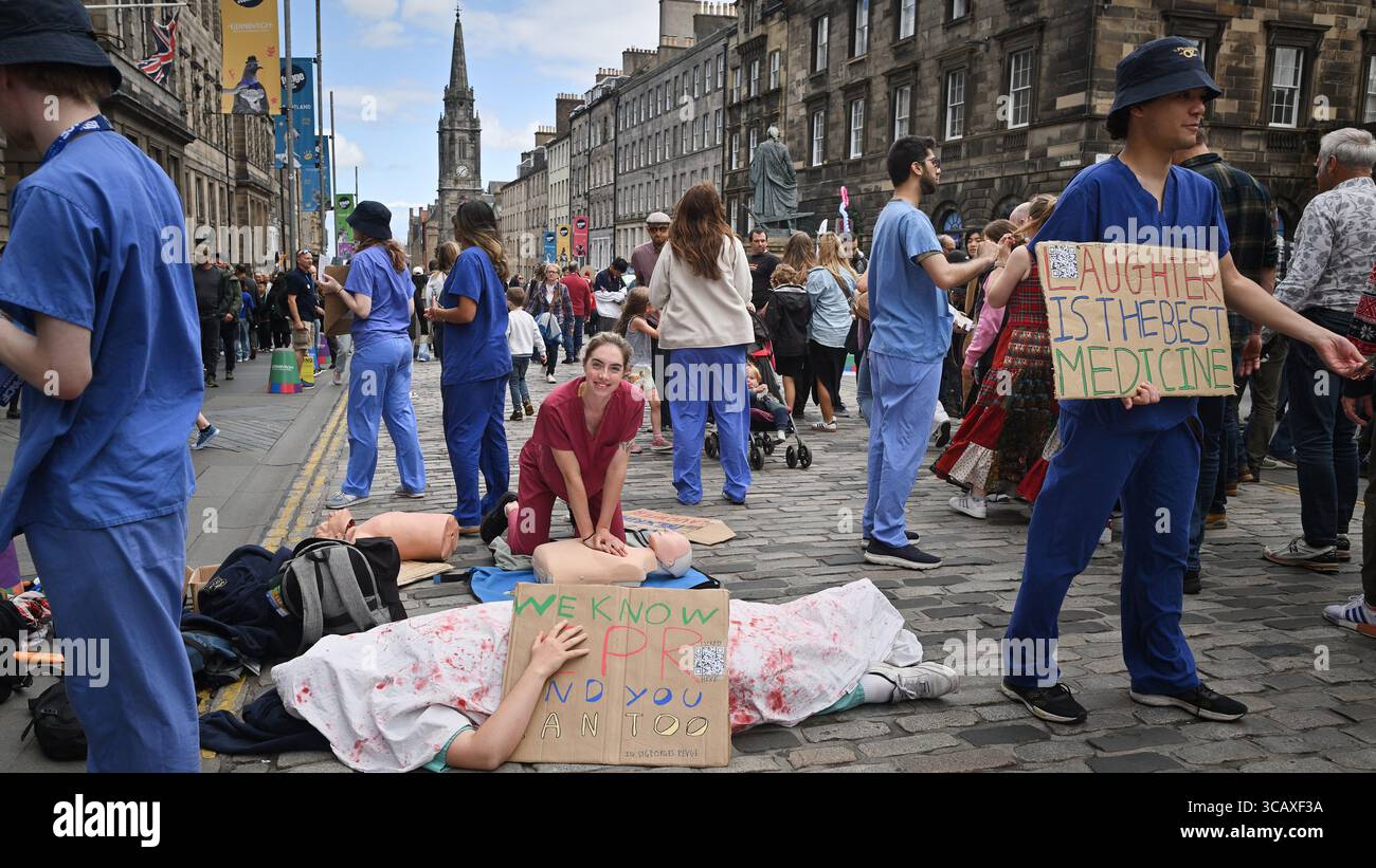 Edinburgh Scotland, UK 07 August 2025. Performers on the Royal Mile ...