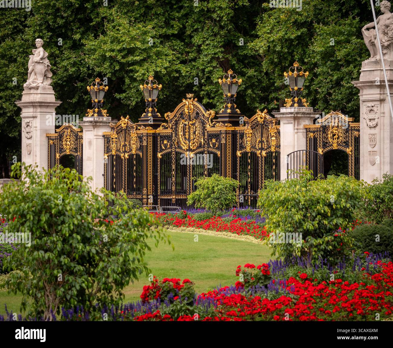 Green park gates hi-res stock photography and images - Alamy