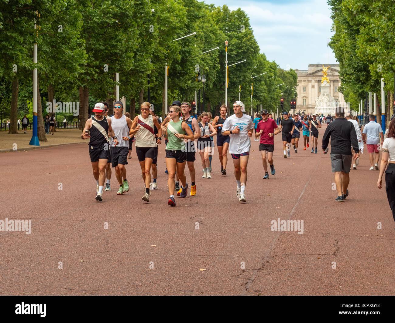 A running club trains on The Mall, the famous ceremonial avenue leading ...