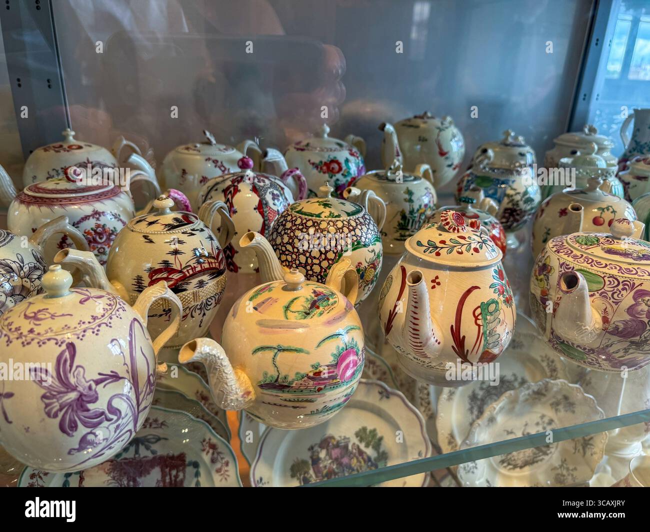 Collection of ornate teapots hi-res stock photography and images - Alamy