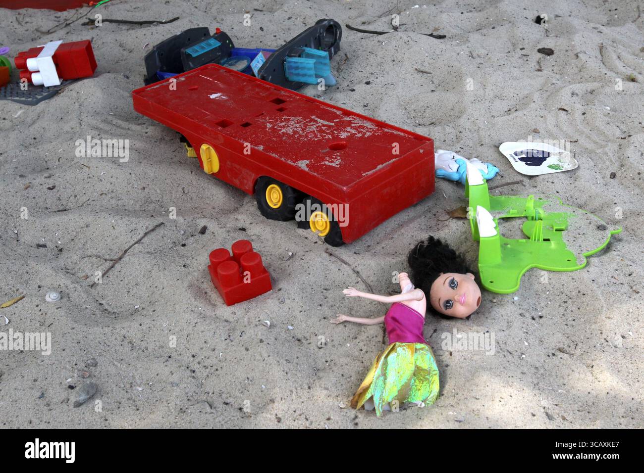 Sandbox attack hi-res stock photography and images - Alamy