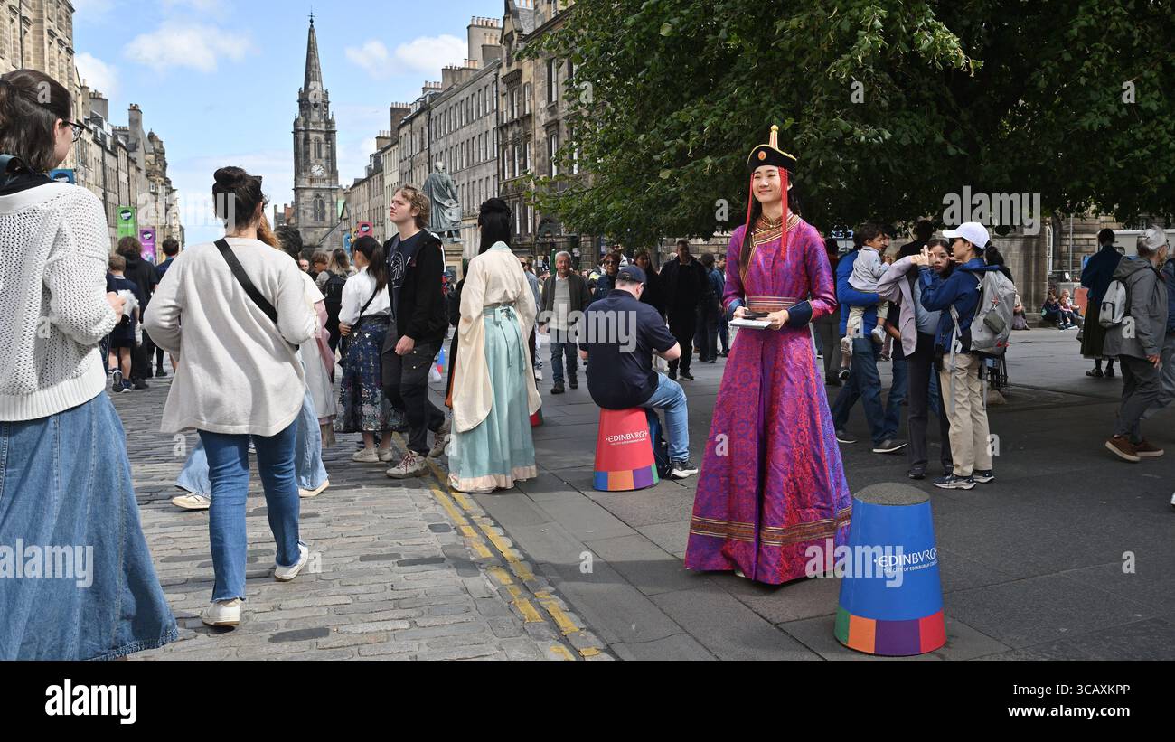 Edinburgh Scotland, UK 07 August 2025. Performers on the Royal Mile ...