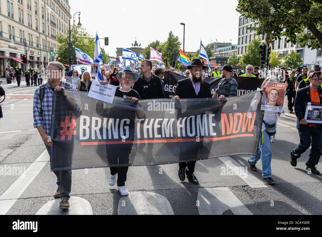 Berlin, Berlin, Germany. 7th Aug, 2025. Dozens of demonstrators ...