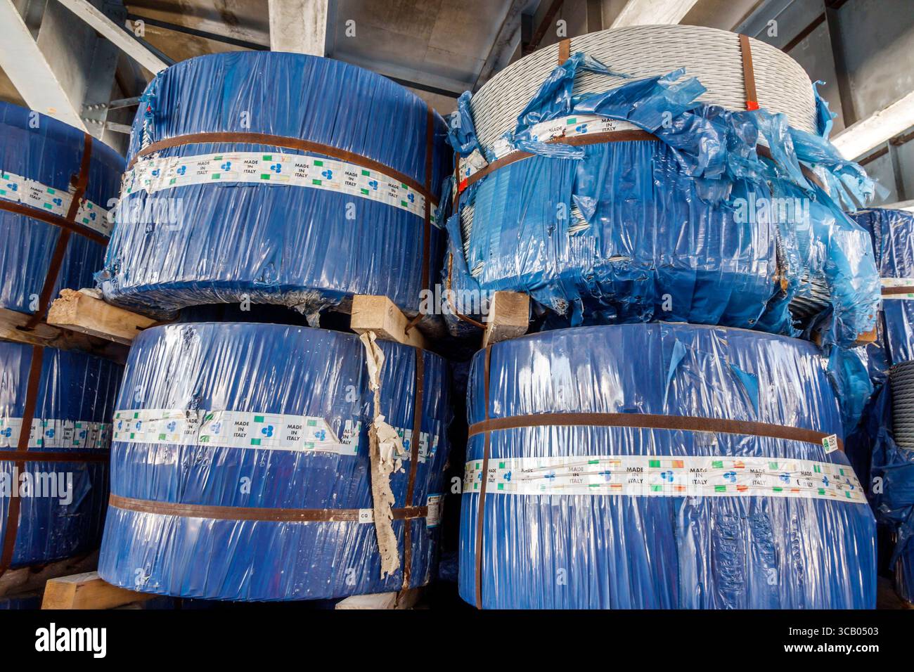 Bridge cabling components hi-res stock photography and images - Alamy