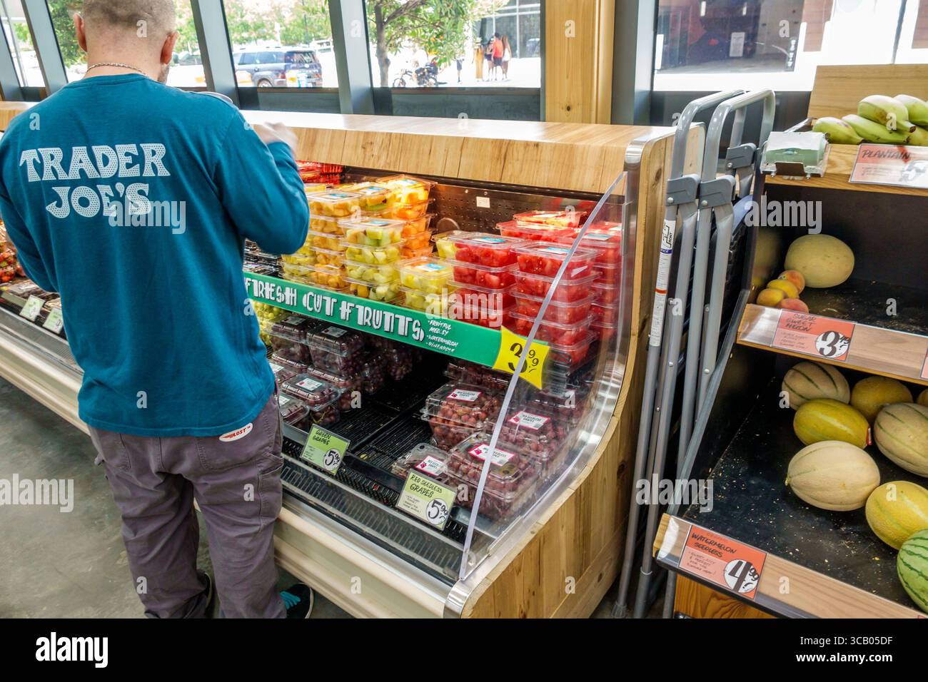 Supermarket worker wearing plastic hi-res stock photography and images ...