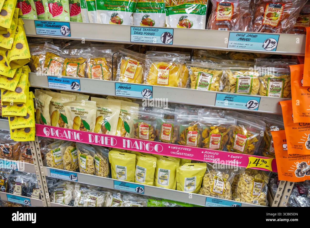 Trader joes brand organic dried ataulfo mango hi-res stock photography and images - Alamy