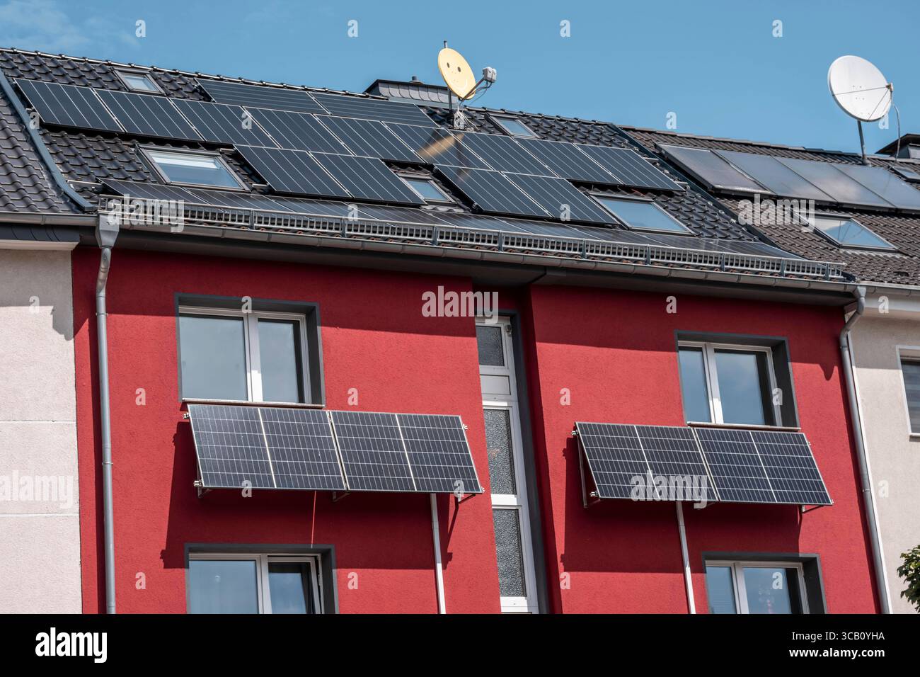 Wohnhaus mit Photovoltaik Modulen an der Fassade und auf dem Dach, NRW ...