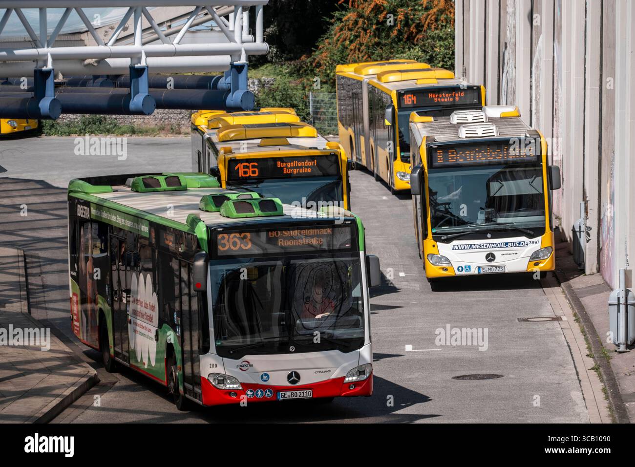 ÖPNV Haltestelle, Busbahnhof, Nahverkehrsbusse in Essen-Steele, Bus und ...