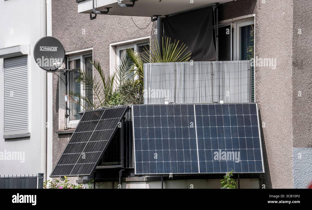 Wohnhaus mit Photovoltaik Modulen am Balkon, Balkonkraftwerk, NRW, Deutschland, Balkonkraftwerk ...