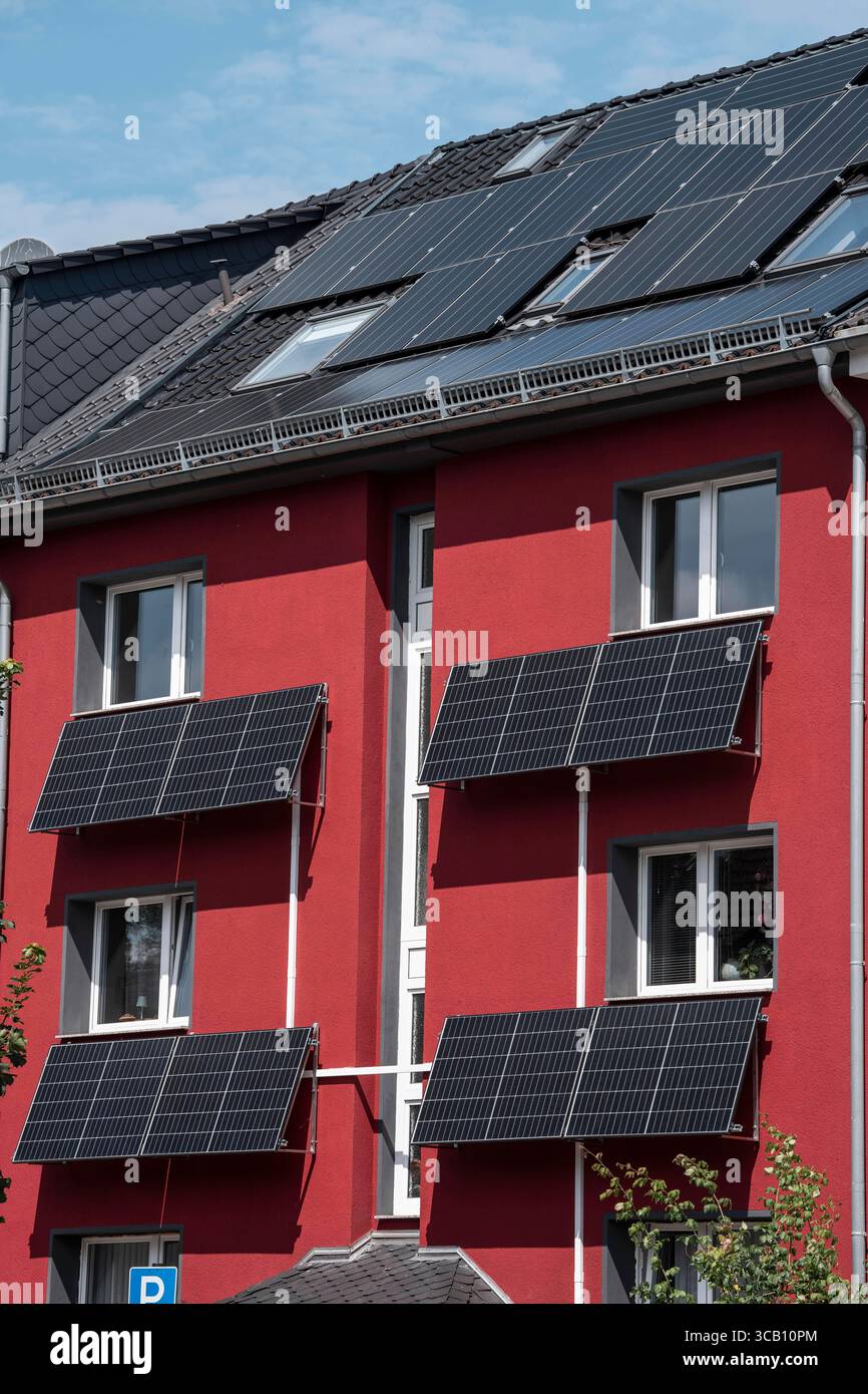 Wohnhaus mit Photovoltaik Modulen an der Fassade und auf dem Dach, NRW ...