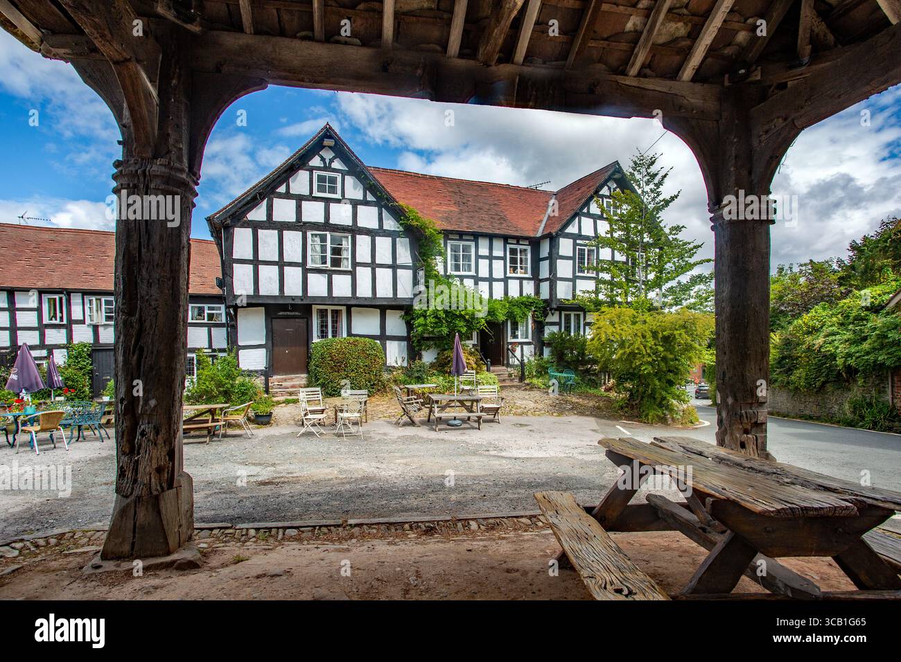 Quintessential English coaching inn , the New Inn seen through the ...