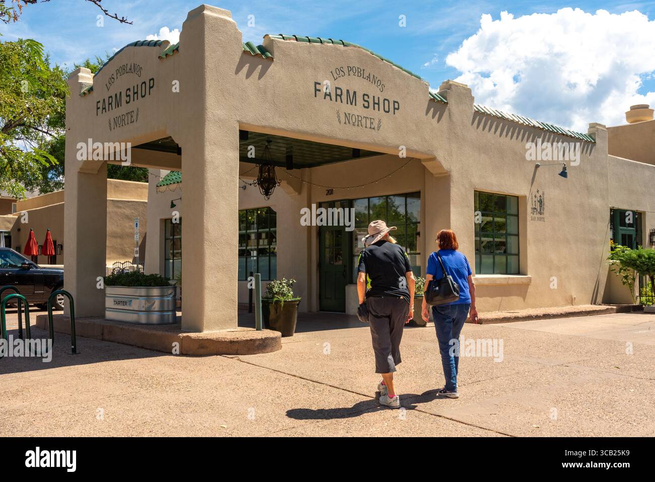 Renovated sinclair oil gas station hi-res stock photography and images ...